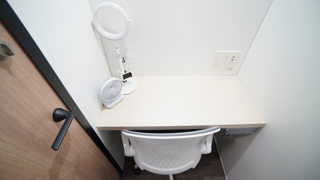 <ビズボ五反田東口No.7>【換気ファン付完全個室】浅草線徒歩1分・JR徒歩3分🚃光回線Wi-Fi📶電源🔌テレワークの写真5