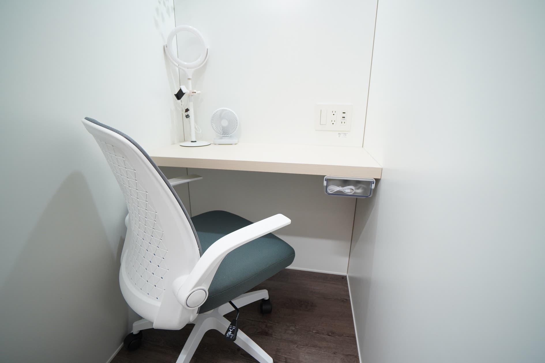 ＜ビズボ五反田東口No.8＞【換気ファン付完全個室】浅草線徒歩1分・JR徒歩3分🚃光回線Wi-Fi📶電源🔌テレワークの写真4