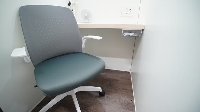 <ビズボ五反田東口No.8>【換気ファン付完全個室】浅草線徒歩1分・JR徒歩3分🚃光回線Wi-Fi📶電源🔌テレワークの写真5