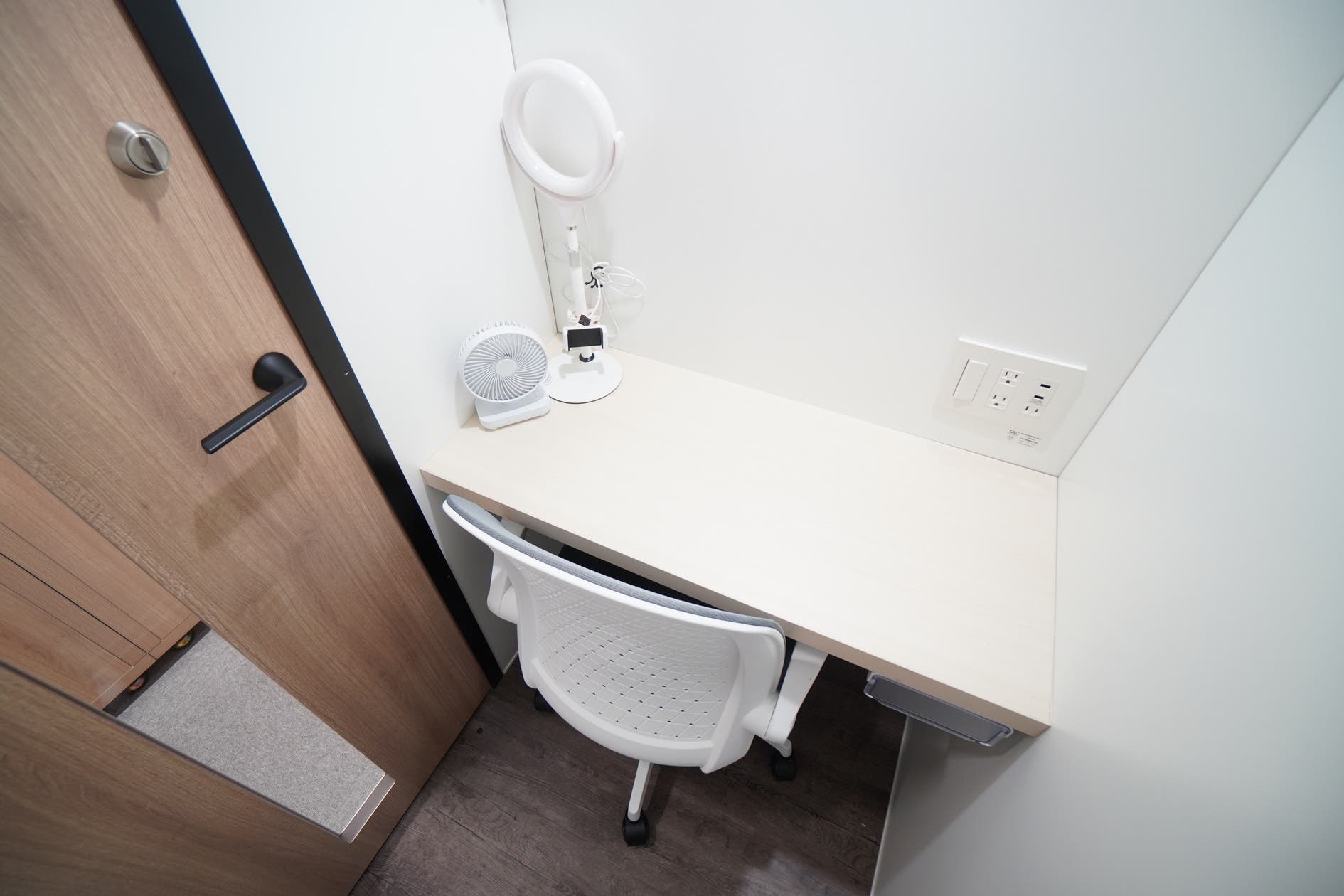 ＜ビズボ五反田東口No.7＞【換気ファン付完全個室】浅草線徒歩1分・JR徒歩3分🚃光回線Wi-Fi📶電源🔌テレワークの写真6