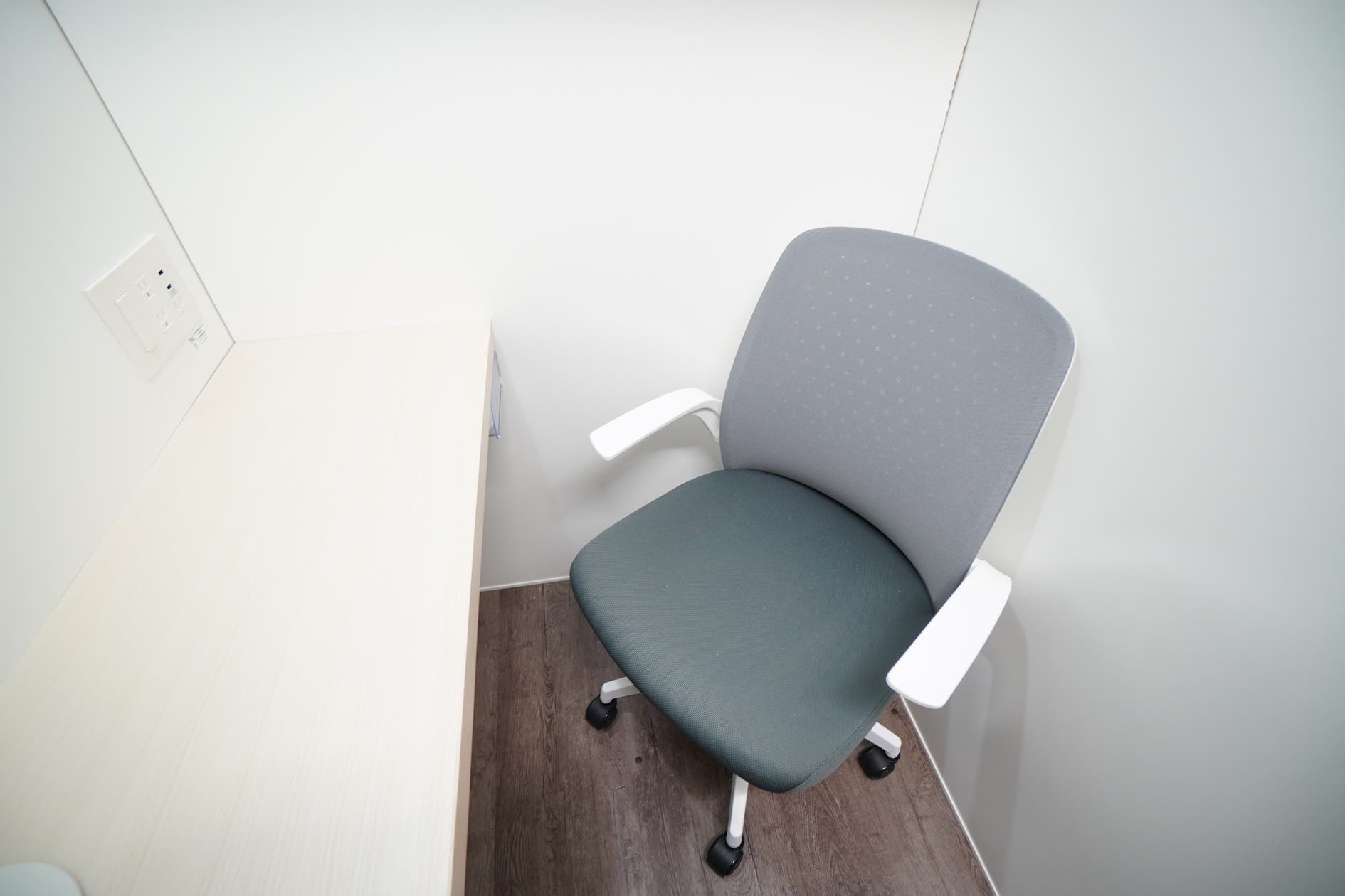 ＜ビズボ五反田東口No.7＞【換気ファン付完全個室】浅草線徒歩1分・JR徒歩3分🚃光回線Wi-Fi📶電源🔌テレワークの写真7