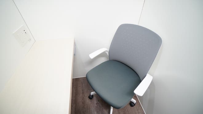 <ビズボ五反田東口No.7>【換気ファン付完全個室】浅草線徒歩1分・JR徒歩3分🚃光回線Wi-Fi📶電源🔌テレワークの写真7