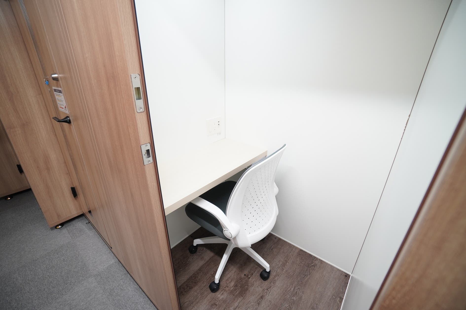 ＜ビズボ五反田東口No.7＞【換気ファン付完全個室】浅草線徒歩1分・JR徒歩3分🚃光回線Wi-Fi📶電源🔌テレワークの写真8