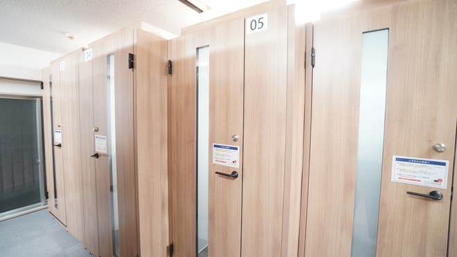 <ビズボ五反田東口No.8>【換気ファン付完全個室】浅草線徒歩1分・JR徒歩3分🚃光回線Wi-Fi📶電源🔌テレワークの写真8