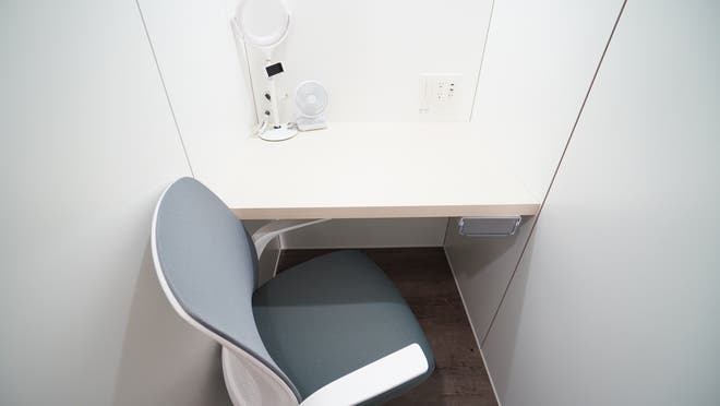 <ビズボ五反田東口No.9>【換気ファン付完全個室】浅草線徒歩1分・JR徒歩3分🚃光回線Wi-Fi📶電源🔌テレワークの写真1