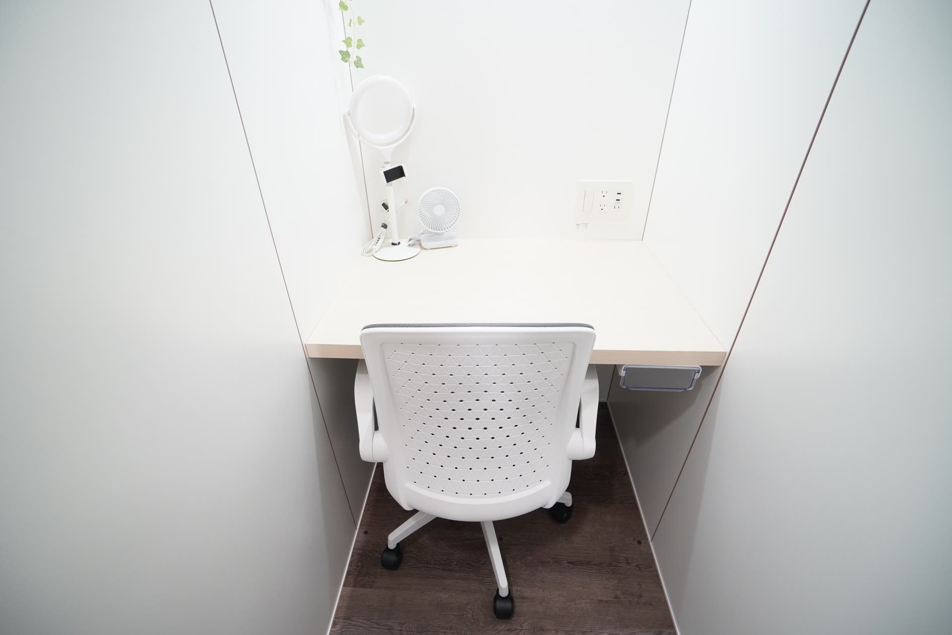 ＜ビズボ五反田東口No.9＞【換気ファン付完全個室】浅草線徒歩1分・JR徒歩3分🚃光回線Wi-Fi📶電源🔌テレワークの写真4