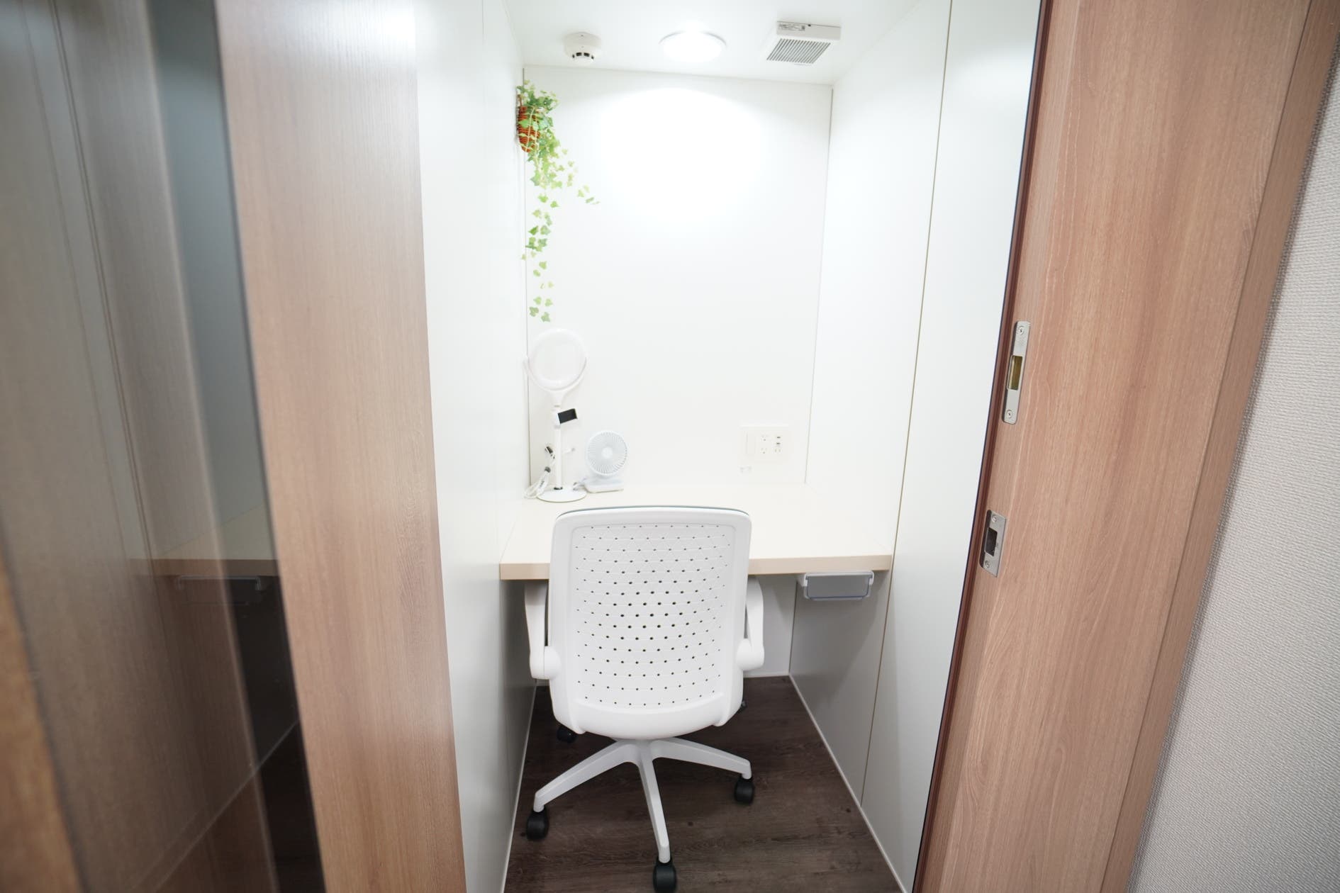 ＜ビズボ五反田東口No.9＞【換気ファン付完全個室】浅草線徒歩1分・JR徒歩3分🚃光回線Wi-Fi📶電源🔌テレワークの写真5