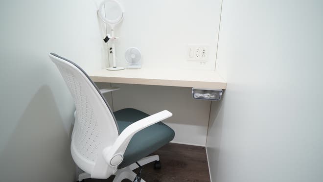 <ビズボ五反田東口No.10>【換気ファン付完全個室】浅草線徒歩1分・JR徒歩3分🚃光回線Wi-Fi📶電源🔌テレワークの写真4