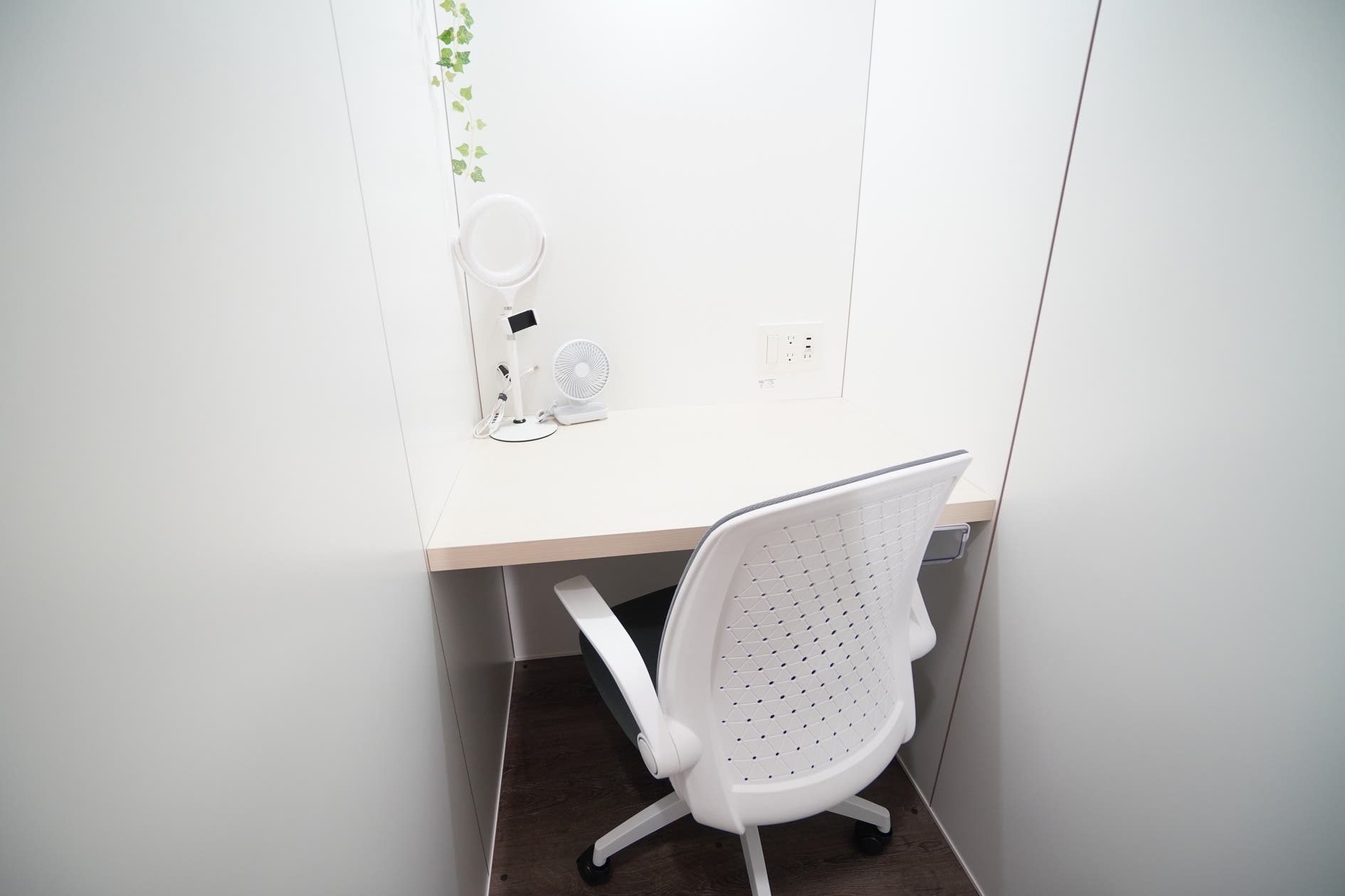 ＜ビズボ五反田東口No.9＞【換気ファン付完全個室】浅草線徒歩1分・JR徒歩3分🚃光回線Wi-Fi📶電源🔌テレワークの写真6