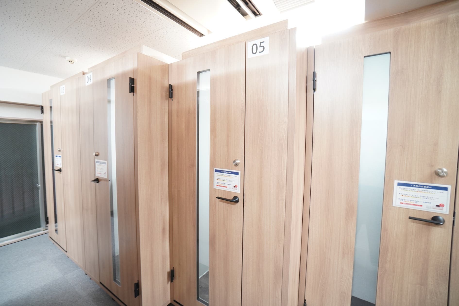 ＜ビズボ五反田東口No.9＞【換気ファン付完全個室】浅草線徒歩1分・JR徒歩3分🚃光回線Wi-Fi📶電源🔌テレワークの写真7