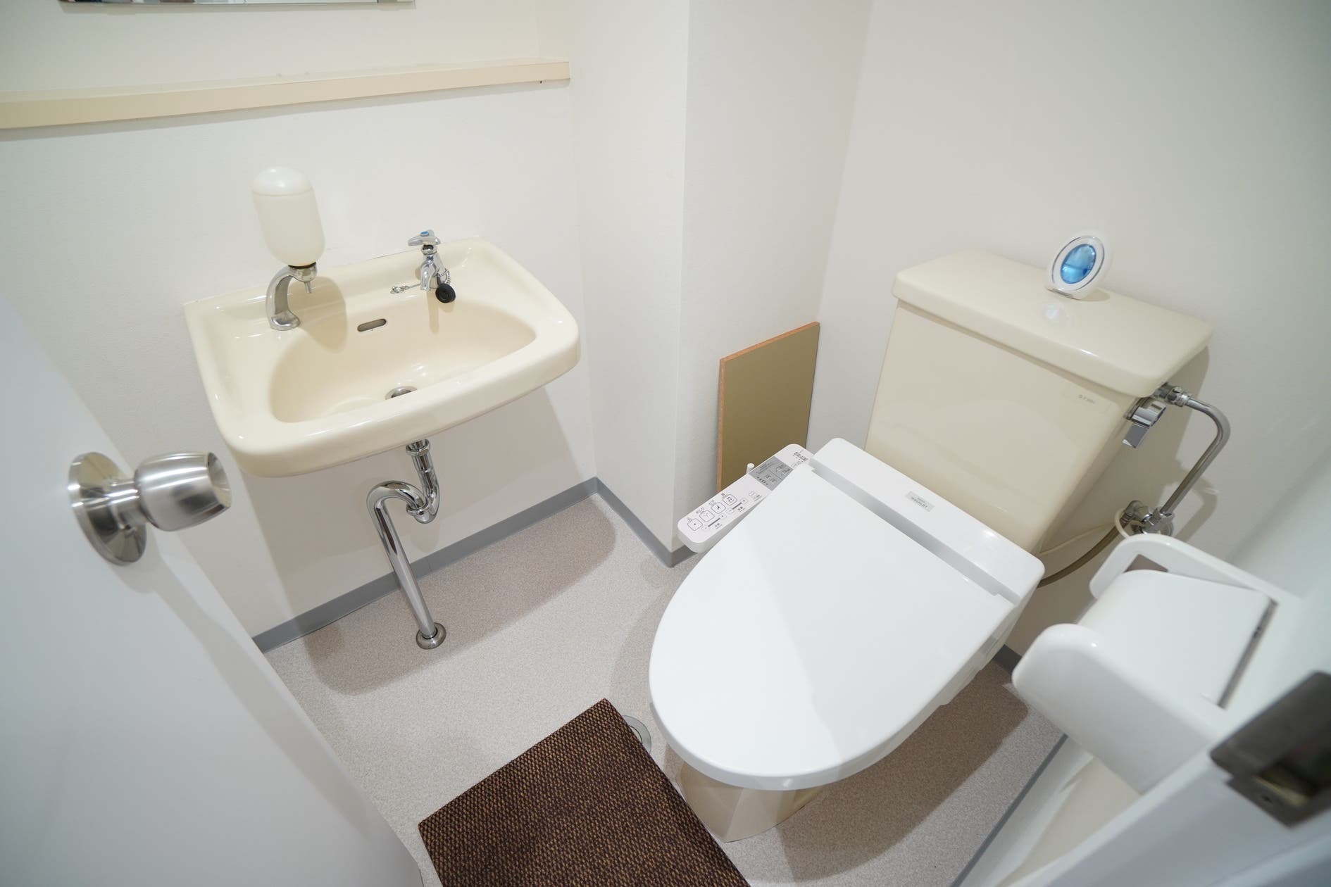 ＜ビズボ五反田東口No.10＞【換気ファン付完全個室】浅草線徒歩1分・JR徒歩3分🚃光回線Wi-Fi📶電源🔌テレワークの写真10