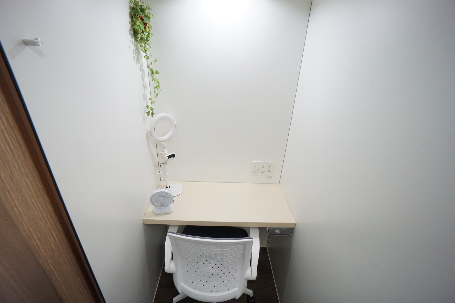 ＜ビズボ名駅桜通口No.3＞【換気ファン付完全個室】名古屋駅7番出口徒歩1分🚃Wi-Fi📶電源🔌テレワーク/ZOOMの写真1