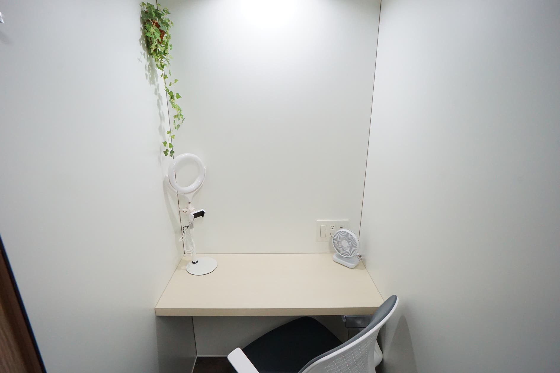 ＜ビズボ名駅桜通口No.3＞【換気ファン付完全個室】名古屋駅7番出口徒歩1分🚃Wi-Fi📶電源🔌テレワーク/ZOOMの写真2