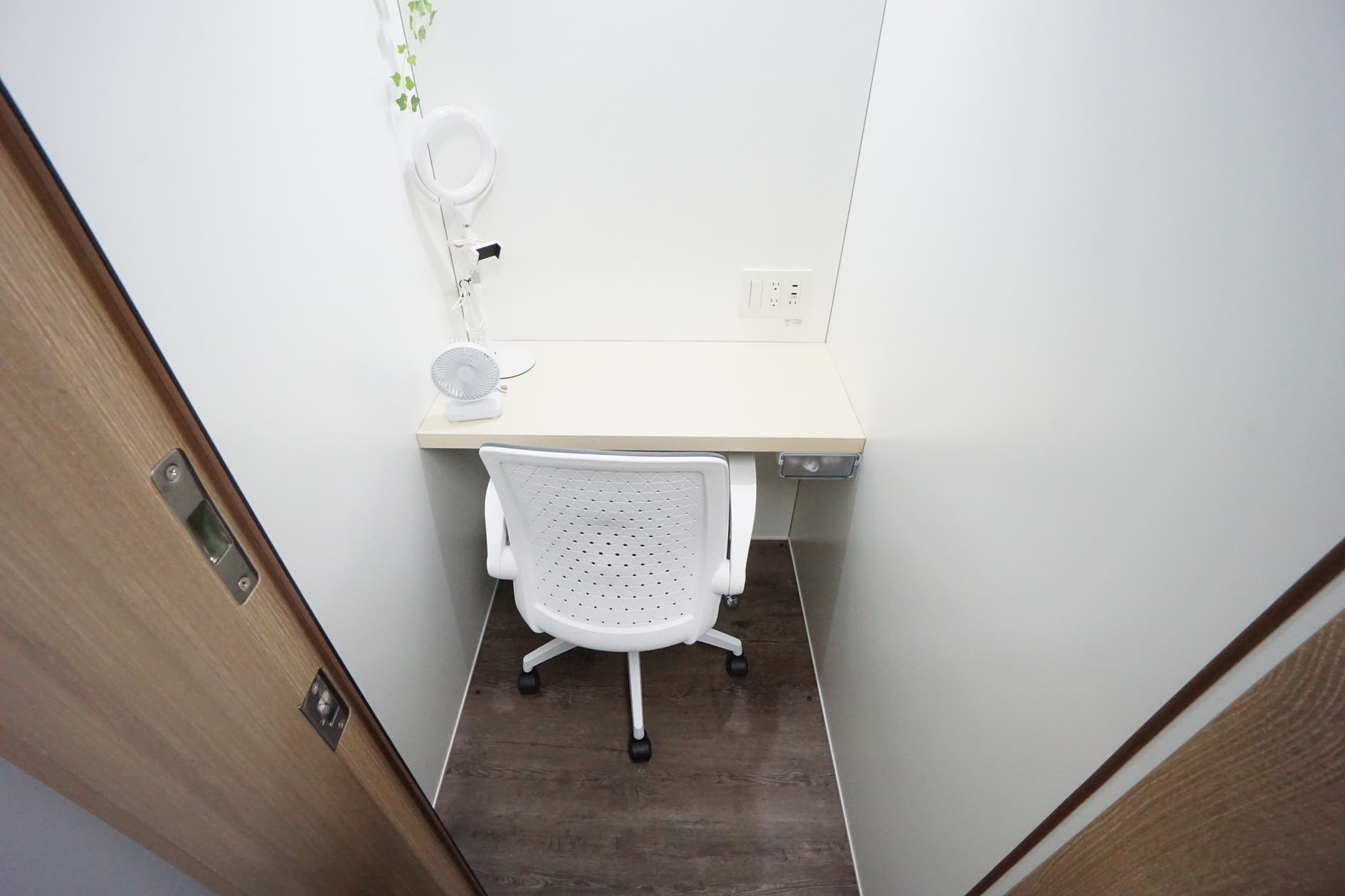 ＜ビズボ名駅桜通口No.3＞【換気ファン付完全個室】名古屋駅7番出口徒歩1分🚃Wi-Fi📶電源🔌テレワーク/ZOOMの写真3