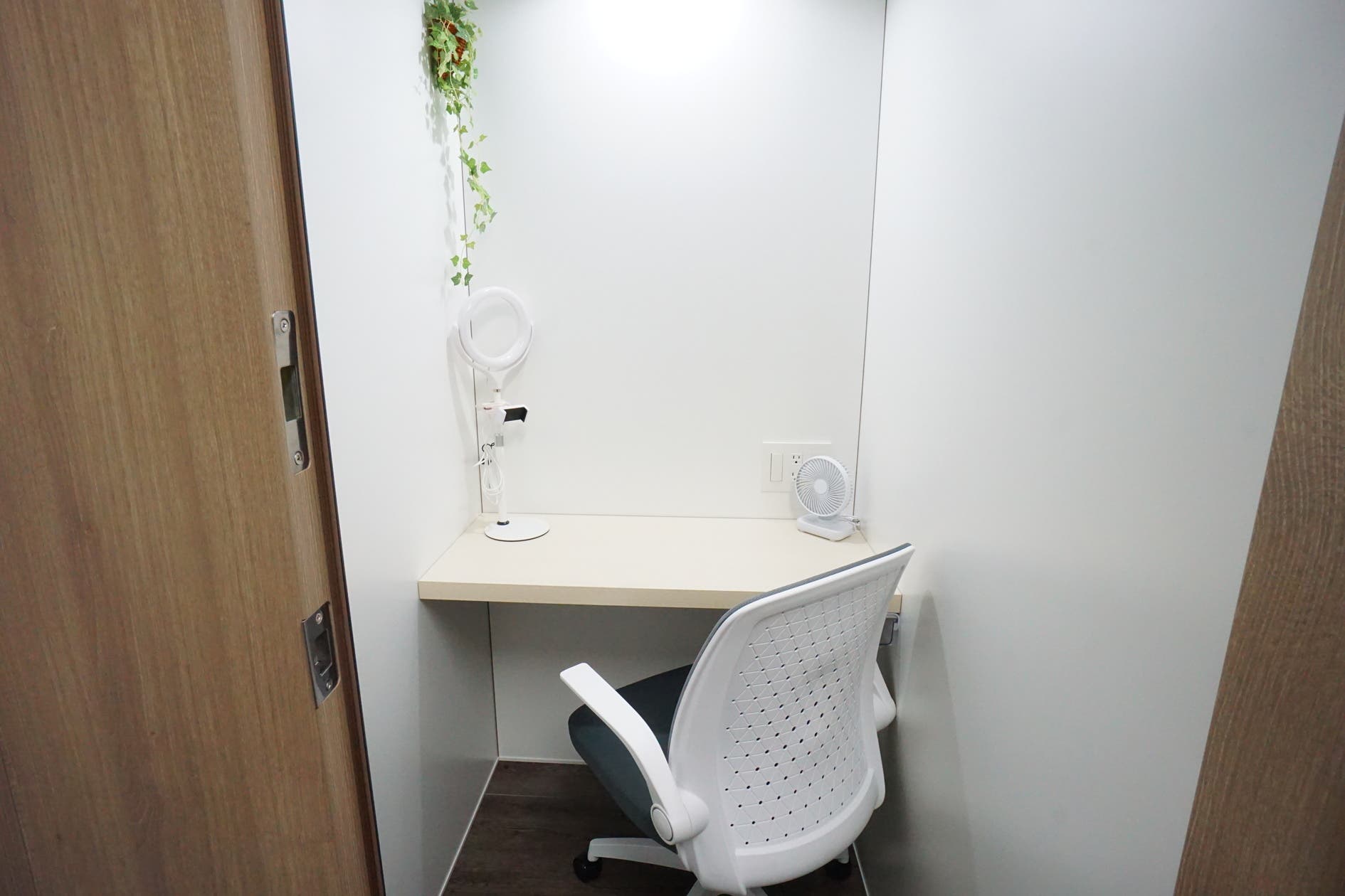 ＜ビズボ名駅桜通口No.3＞【換気ファン付完全個室】名古屋駅7番出口徒歩1分🚃Wi-Fi📶電源🔌テレワーク/ZOOMの写真4