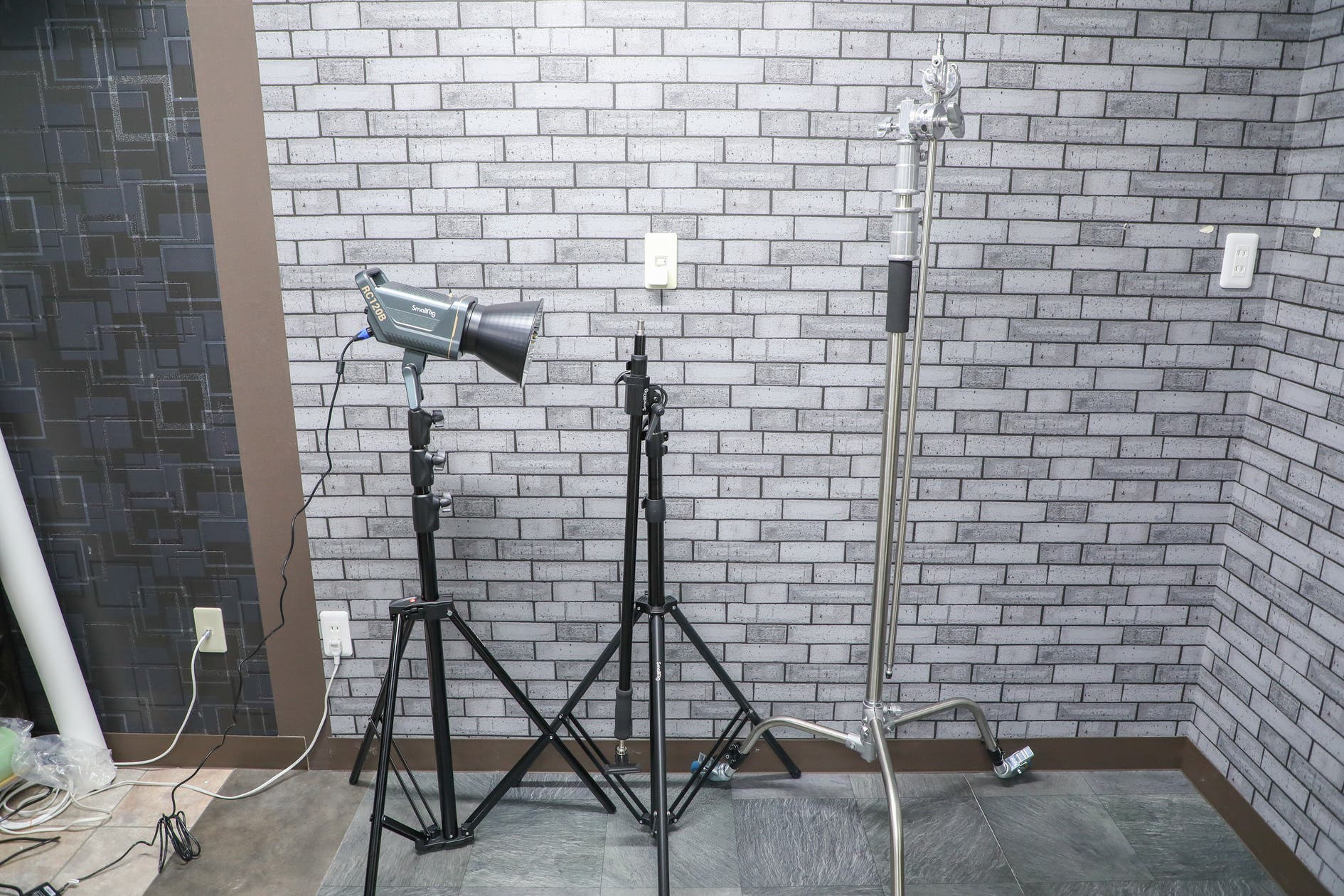 【リモートベースroom7】⚡️モノトーンな壁の５人用会議室⚡️コンパクトな本格撮影ブース⚡️物撮り・商品撮影などにの写真8