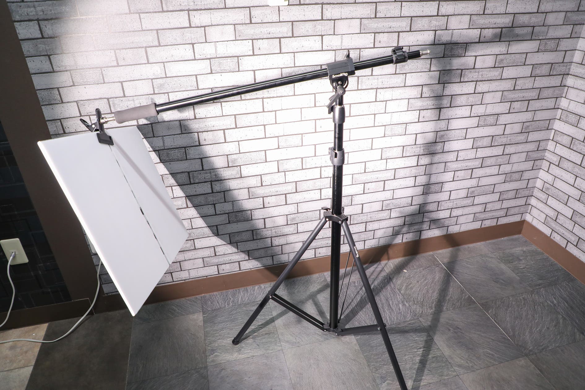 【リモートベースroom7】⚡️モノトーンな壁の５人用会議室⚡️コンパクトな本格撮影ブース⚡️物撮り・商品撮影などにの写真9