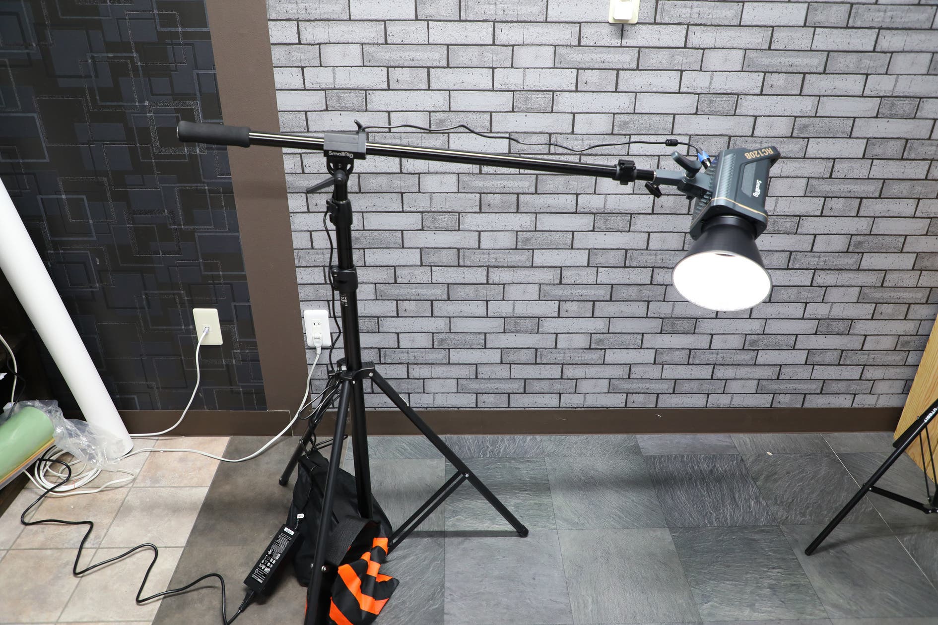 【リモートベースroom7】⚡️モノトーンな壁の５人用会議室⚡️コンパクトな本格撮影ブース⚡️物撮り・商品撮影などにの写真10