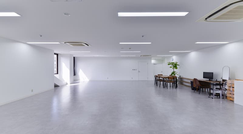 STUDIO－Ａ｜博多駅徒歩７分。白を基調としたプレーンな空間で、本格的な撮影機材を利用し幅広い撮影が可能です。