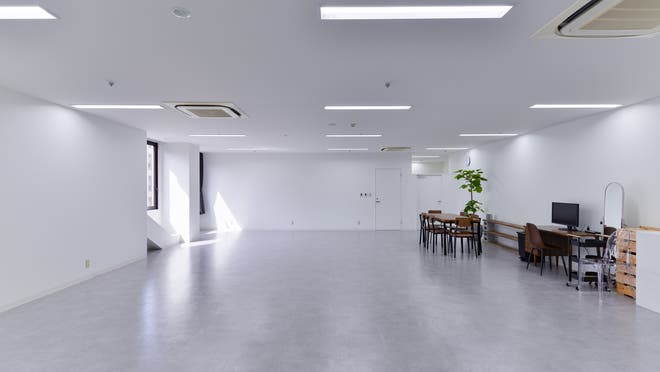 STUDIO-A|博多駅徒歩7分。白を基調としたプレーンな空間で、本格的な撮影機材を利用し幅広い撮影が可能です。の写真1