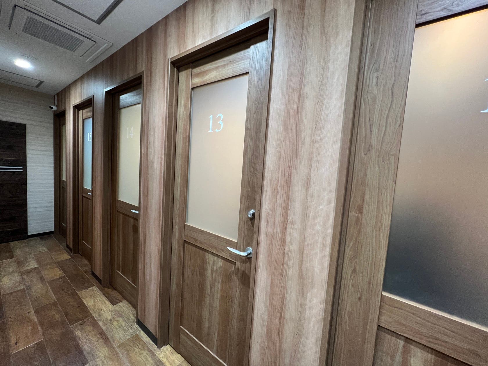 【2名用完全個室／1時間1,320円】赤坂見附駅から徒歩20秒！＜ブース11＞の写真4