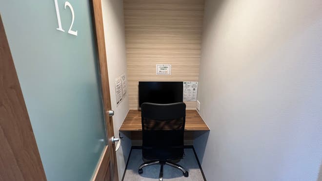 【1名用完全個室/1時間440円】赤坂見附駅から徒歩20秒!<ブース12>の写真1