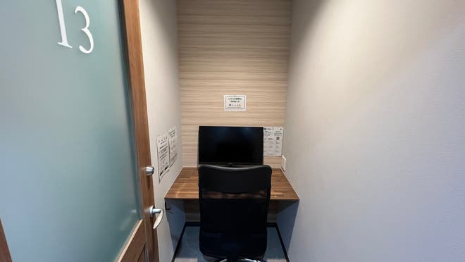 【1名用完全個室/1時間440円】赤坂見附駅から徒歩20秒!<ブース13>の写真1