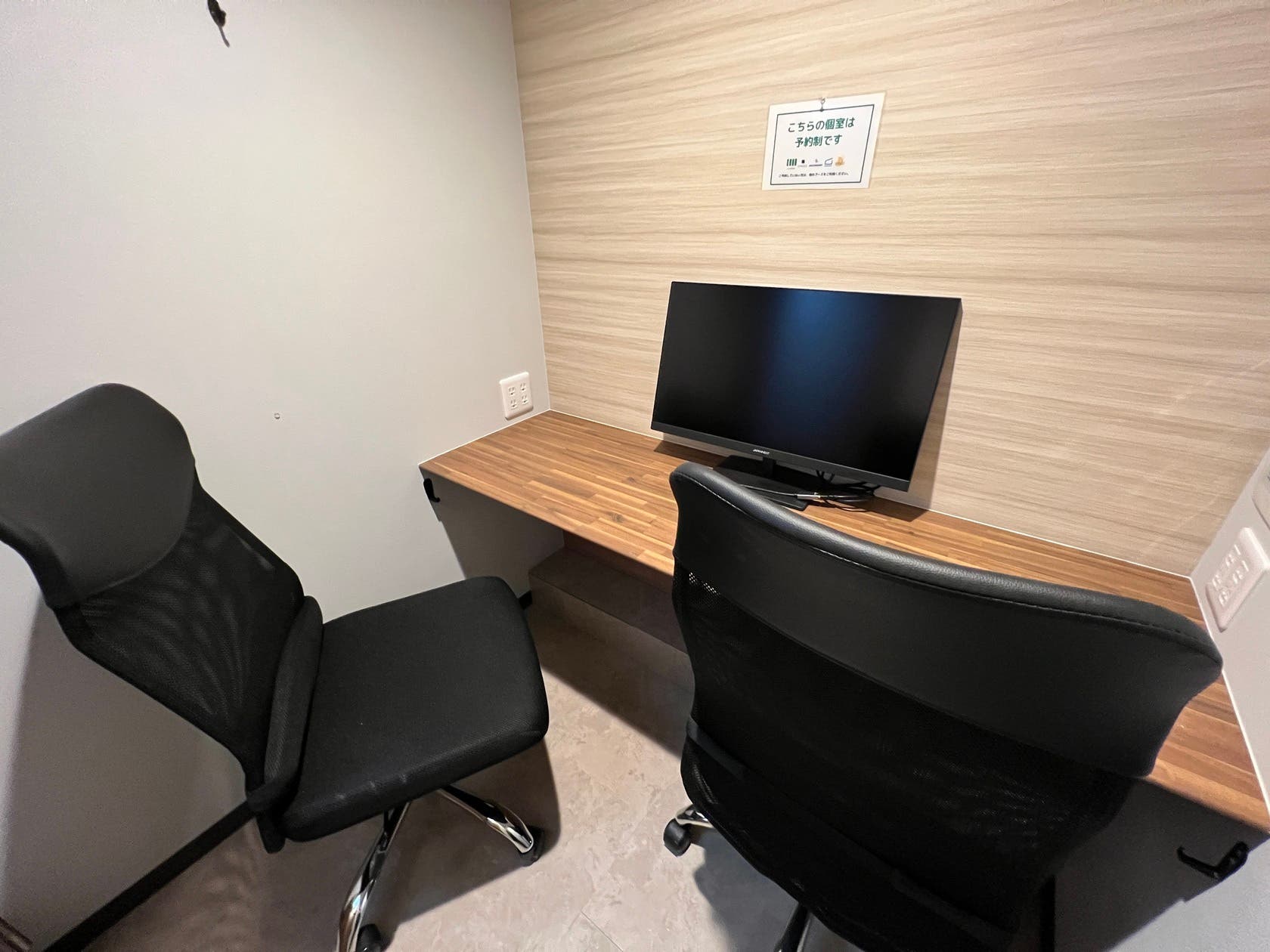 【2名用完全個室／1時間1,320円】赤坂見附駅から徒歩20秒！＜ブース17＞の写真2