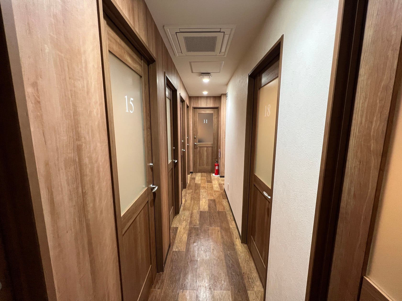 【1名用完全個室／1時間500円】赤坂見附駅から徒歩20秒！＜ブース18＞の写真6