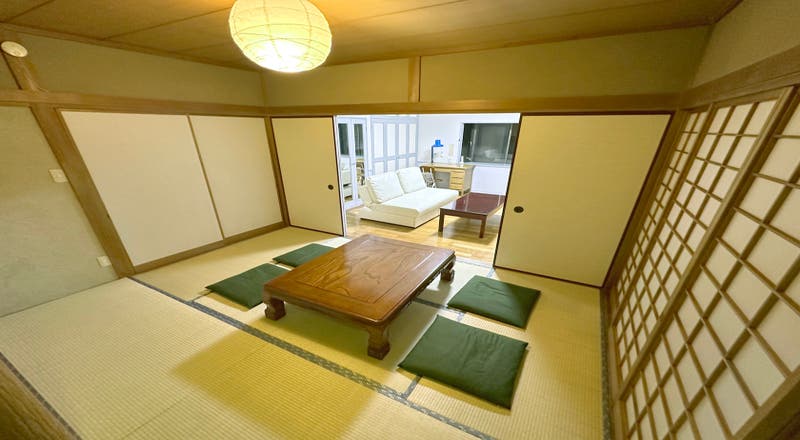 早稲田駅から徒歩５分、若松河田駅から徒歩７分のくつろぎの会合スペースです。ランチタイムやワーキングスペース等にもご利用ください。
