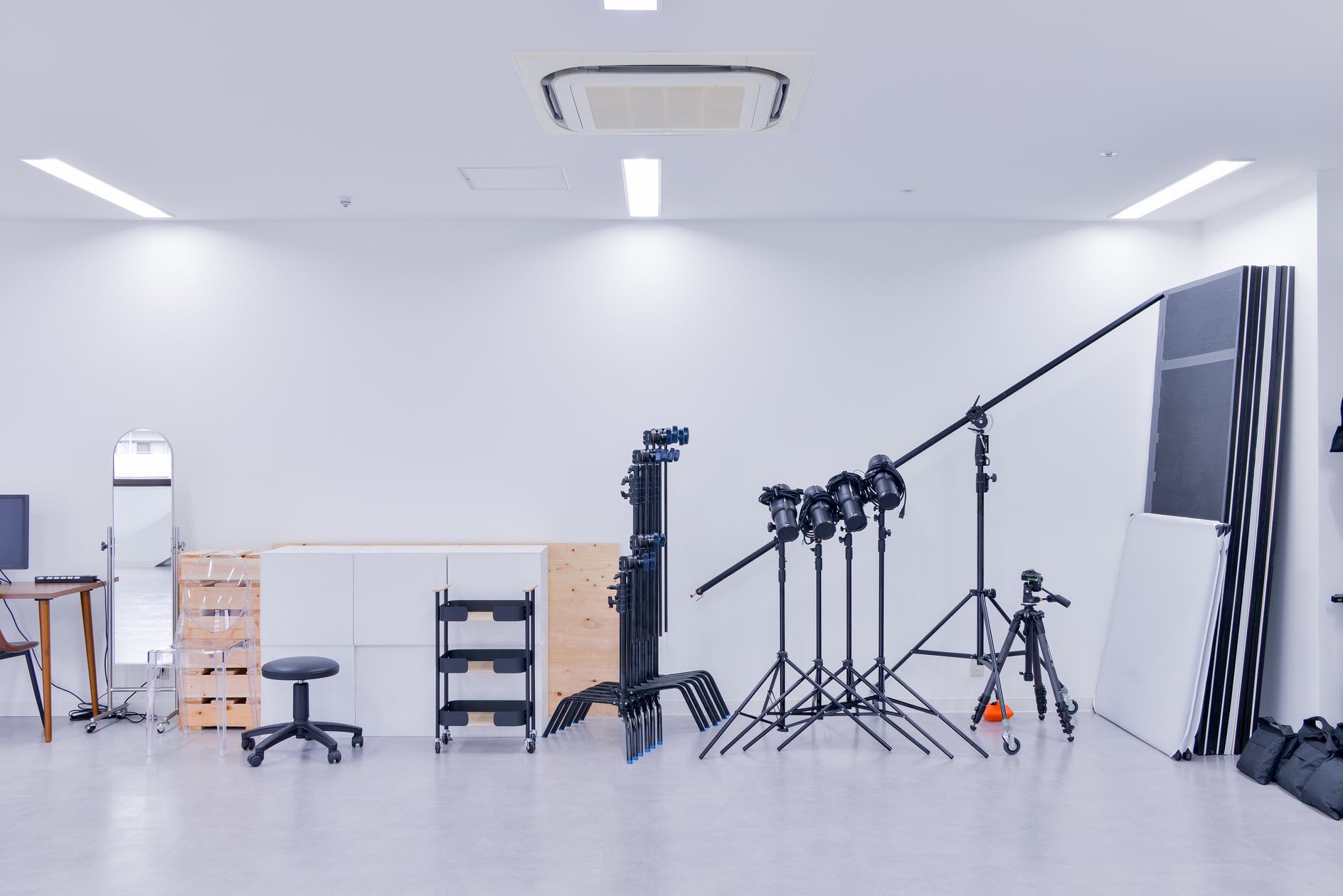 STUDIO－Ａ｜博多駅徒歩７分。白を基調としたプレーンな空間で、本格的な撮影機材を利用し幅広い撮影が可能です。の写真4