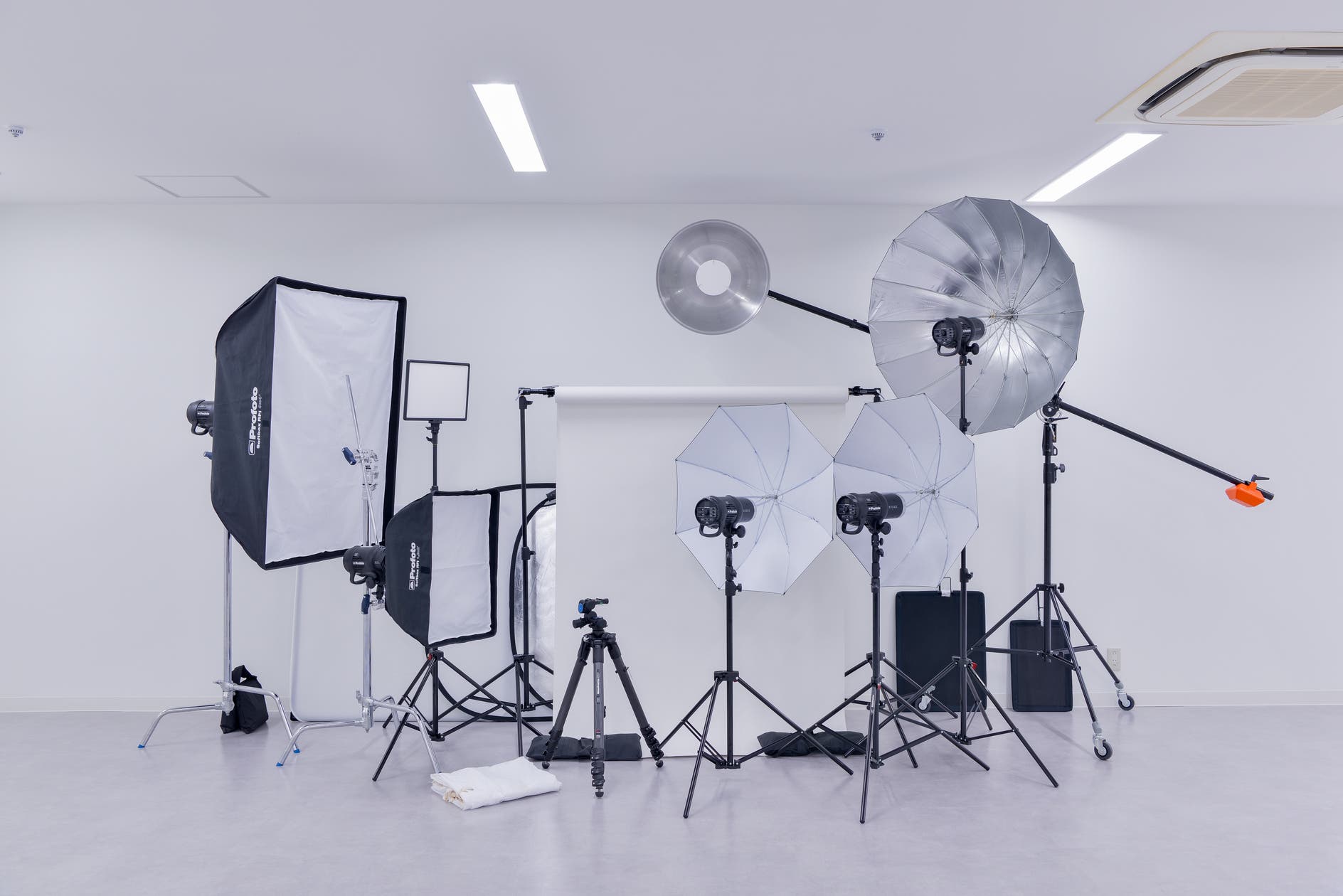 STUDIO－Ｂ｜博多駅徒歩７分。白を基調としたプレーンな空間で、本格的な撮影機材を利用し幅広い撮影が可能です。の写真3