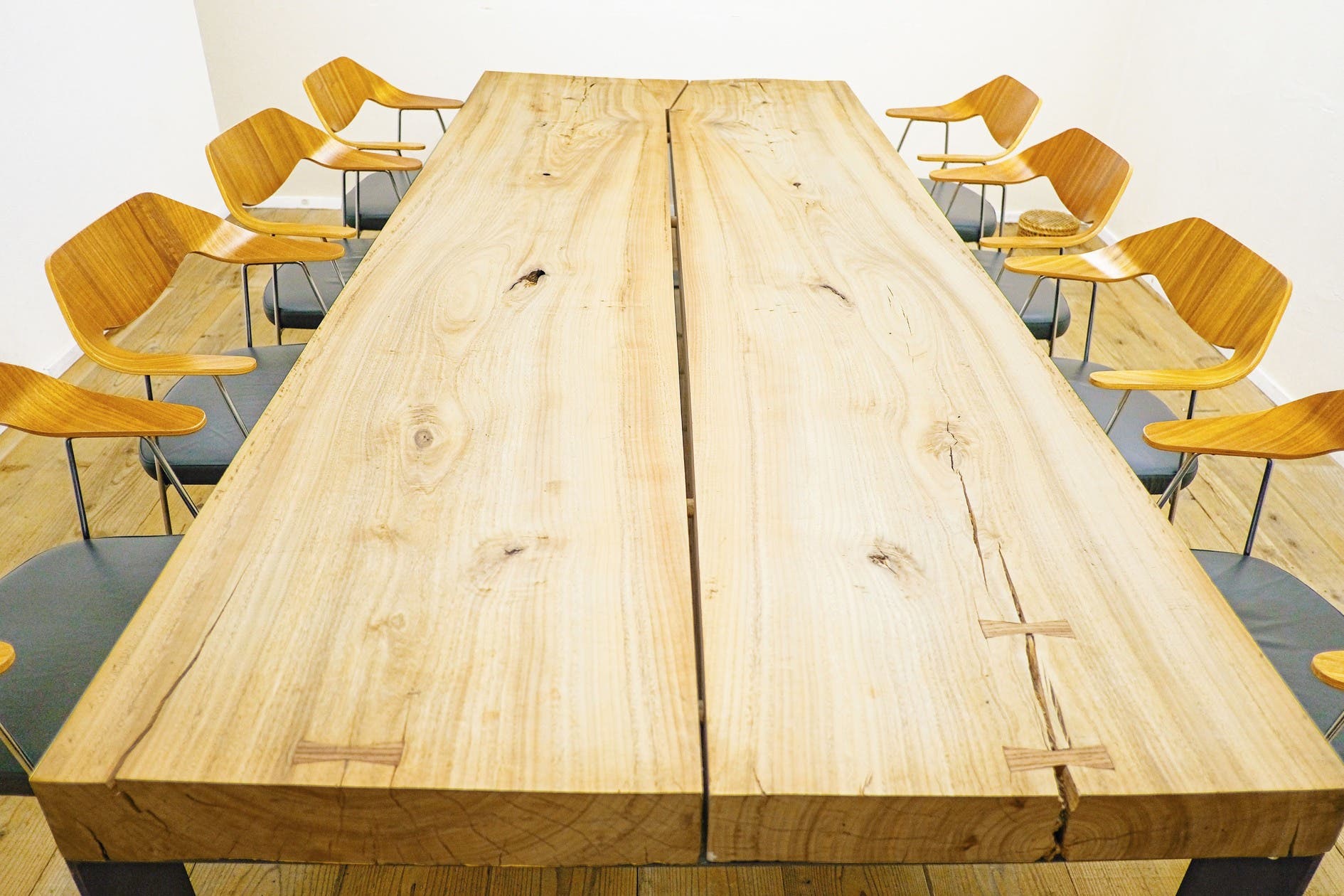 【新宿駅徒歩6分・西武新宿駅徒歩5分】木の香りがする会議室　会議/商談/少人数での打ち合わせに向いている空間です。の写真2