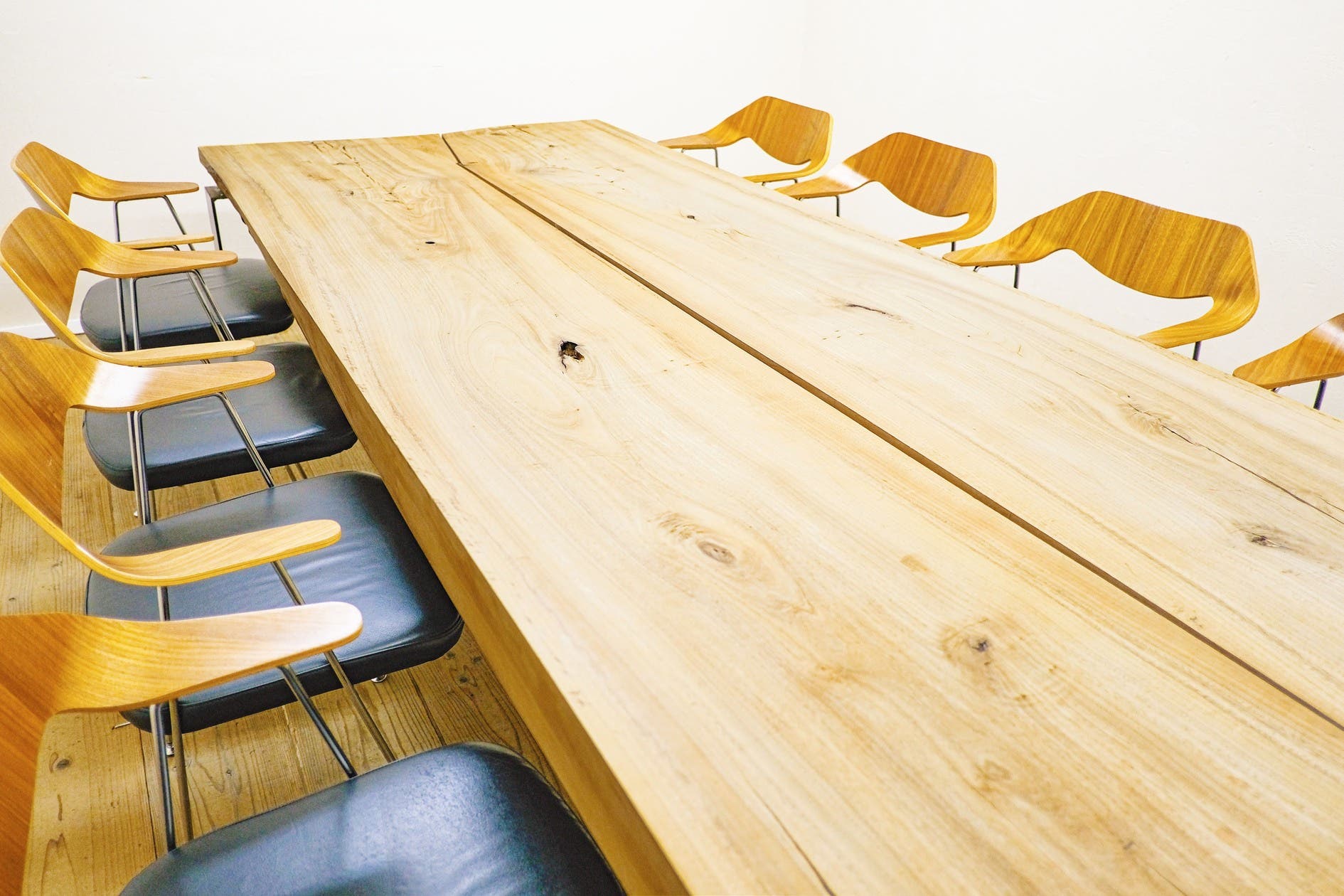 【新宿駅徒歩6分・西武新宿駅徒歩5分】木の香りがする会議室　会議/商談/少人数での打ち合わせに向いている空間です。の写真5