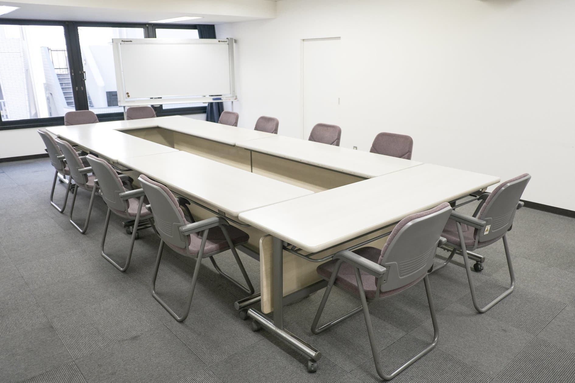 【JR新宿駅徒歩6分！】50名まで入れる、ゆったり大きめの会議室スペース！の写真4