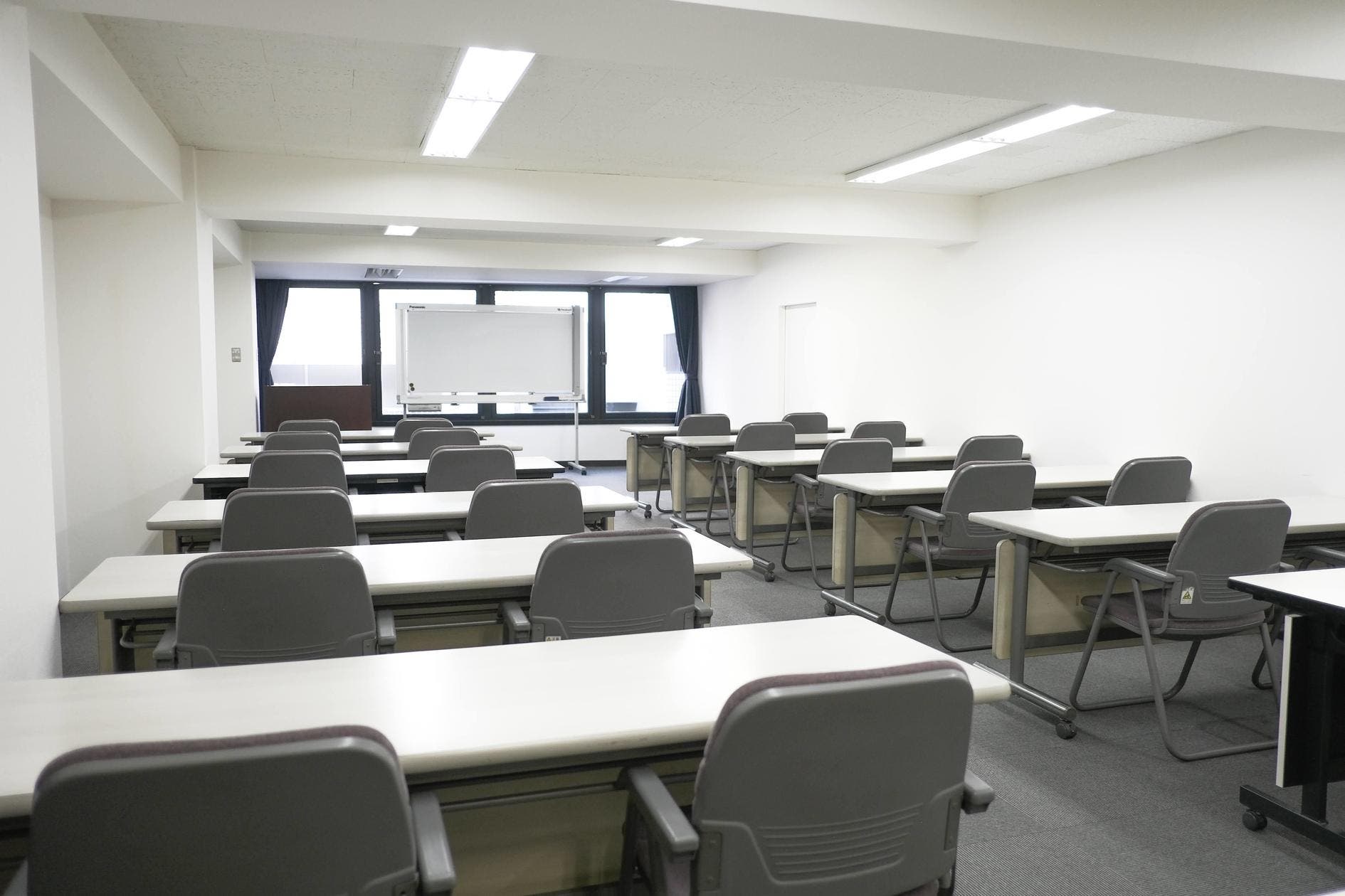 【JR新宿駅徒歩6分！】50名まで入れる、ゆったり大きめの会議室スペース！の写真2