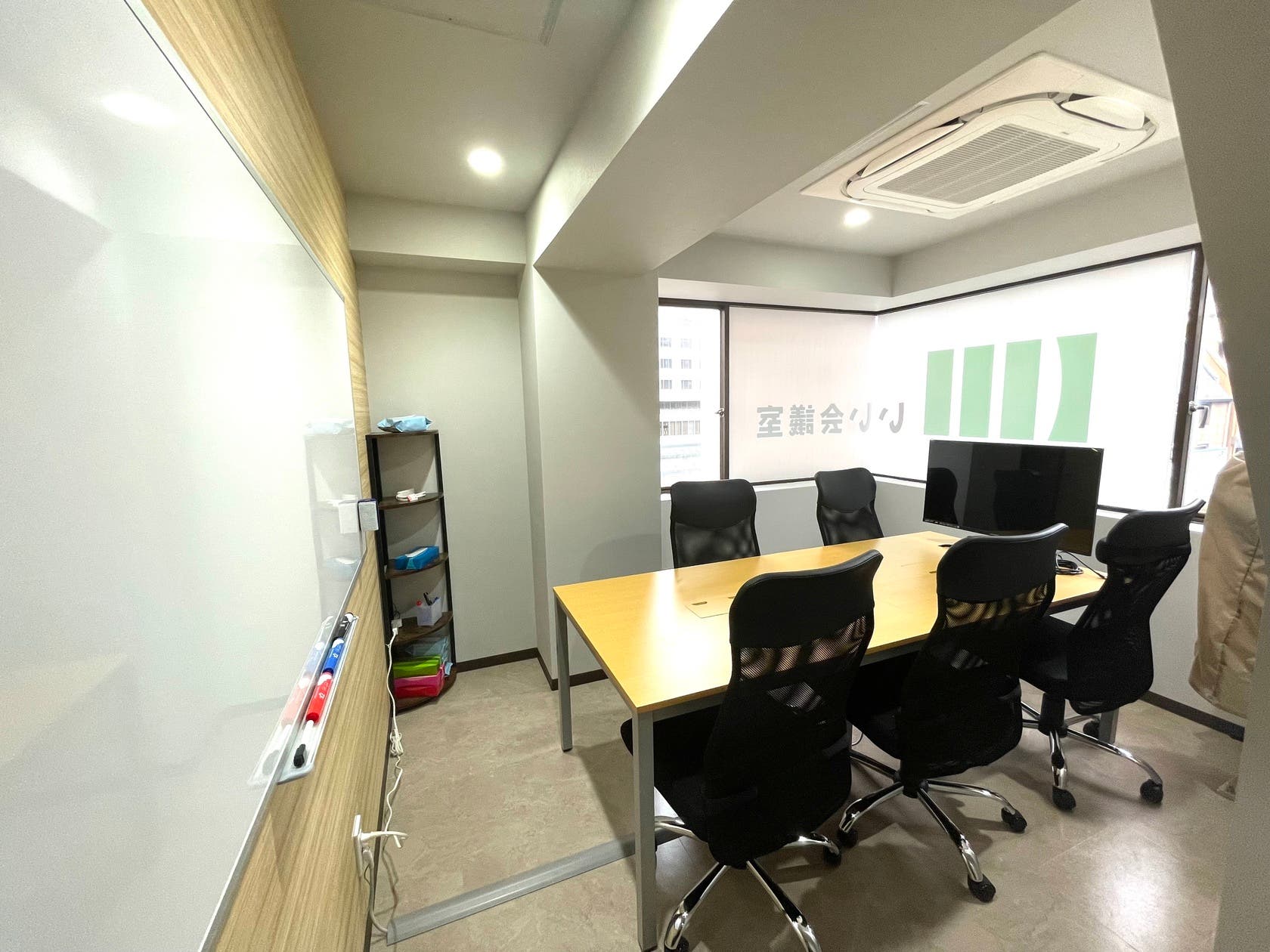 【赤坂見附駅すぐの会議室◎】1時間1,100円／5名会議室＜RoomA＞ モニター有の写真2