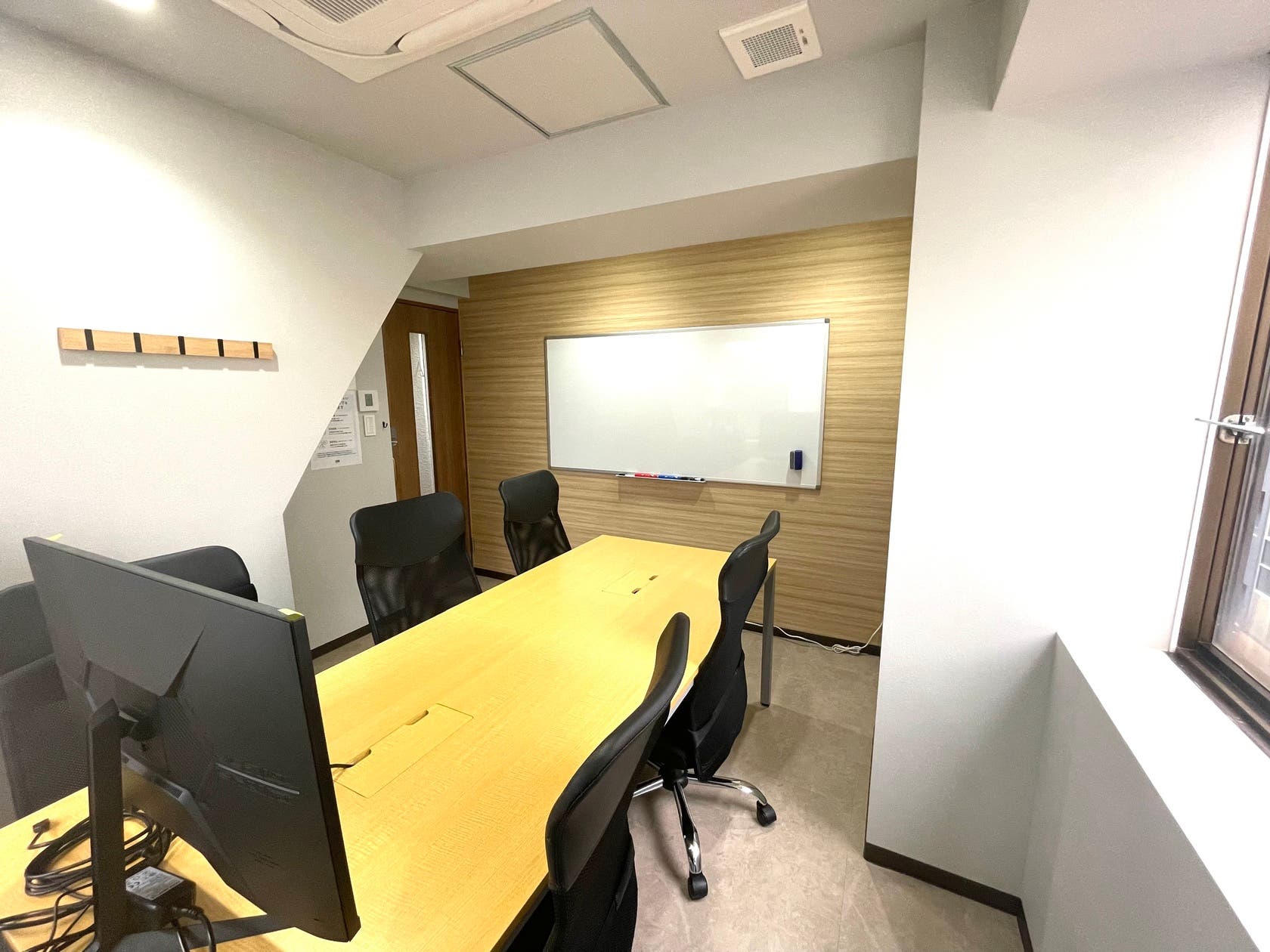 【赤坂見附駅すぐの会議室◎】1時間1,100円／5名会議室＜RoomA＞ モニター有の写真1