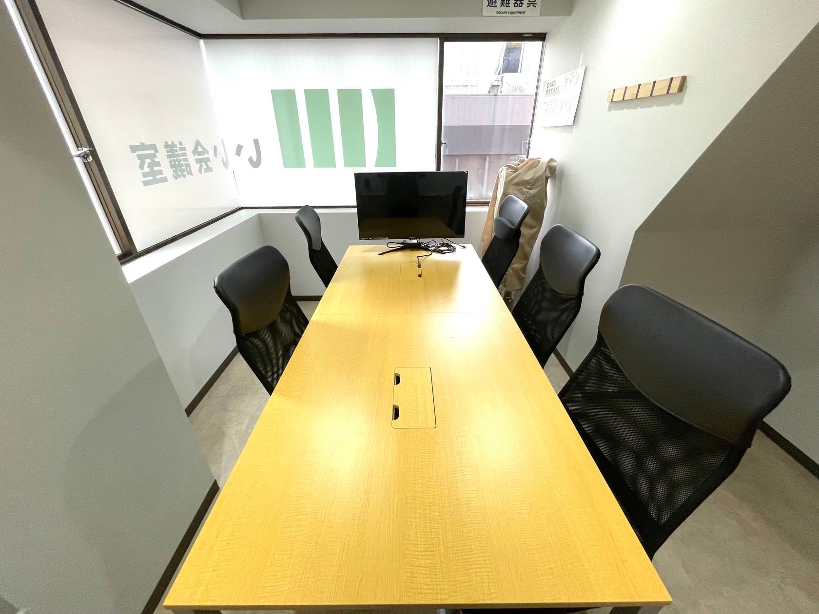 【赤坂見附駅すぐの会議室◎】1時間1,100円／5名会議室＜RoomA＞ モニター有の写真3