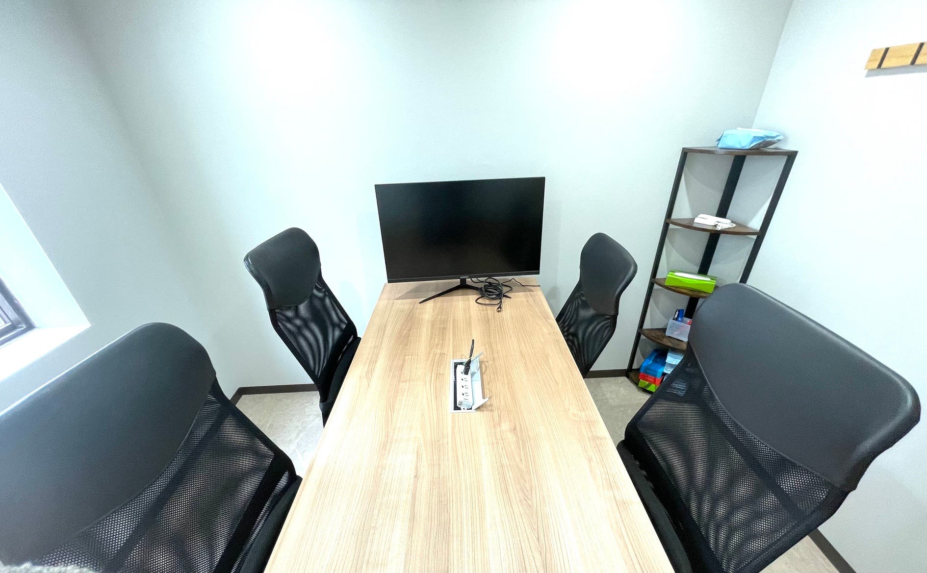 【赤坂見附駅すぐの会議室◎】1時間880円／4名会議室＜RoomB＞ モニター有の写真2