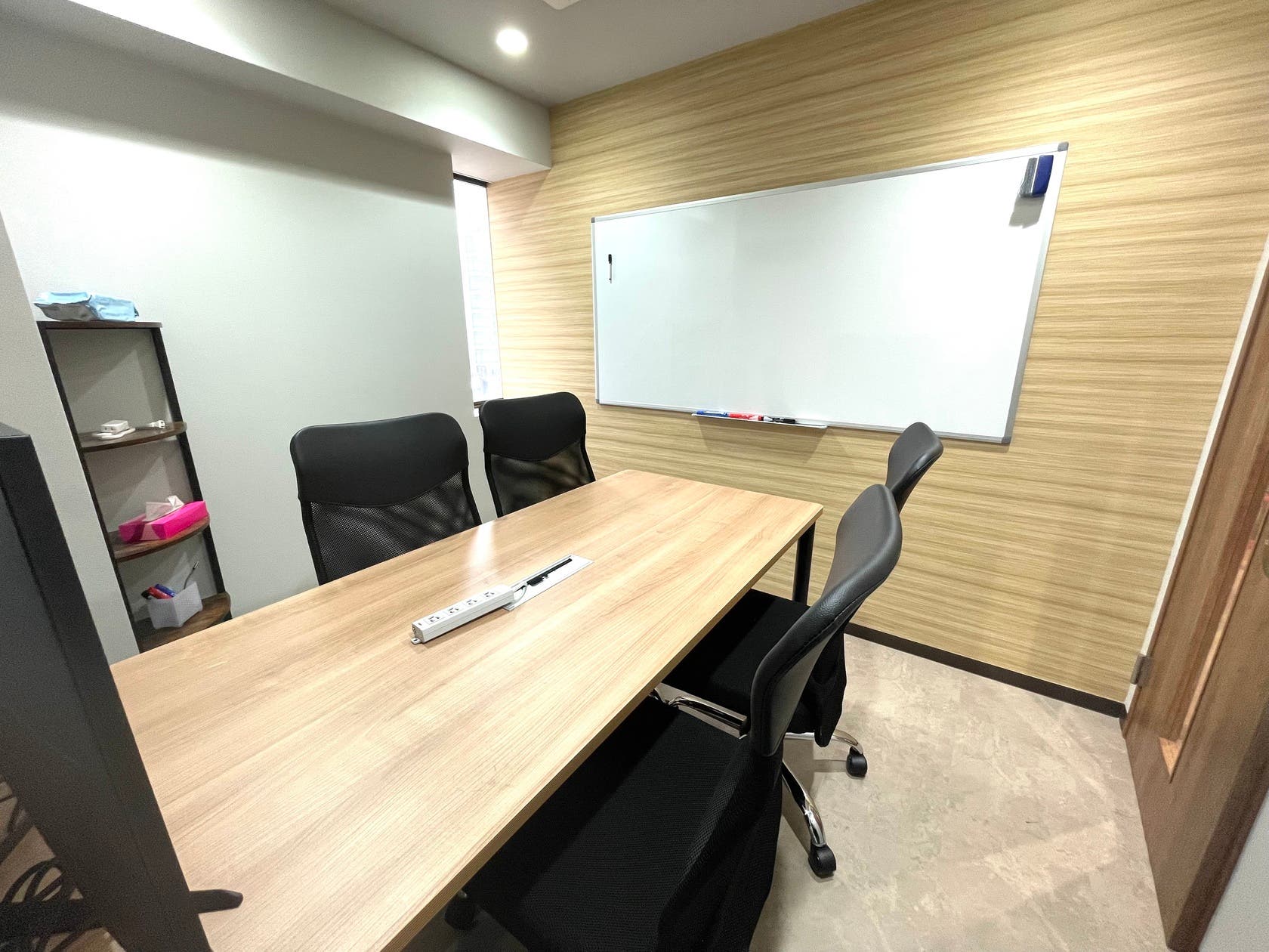 【赤坂見附駅すぐの会議室◎】1時間880円／4名会議室＜RoomD＞ モニター有の写真2