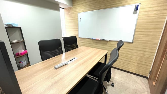 【赤坂見附駅すぐの会議室◎】1時間880円/4名会議室<RoomD> モニター有の写真2