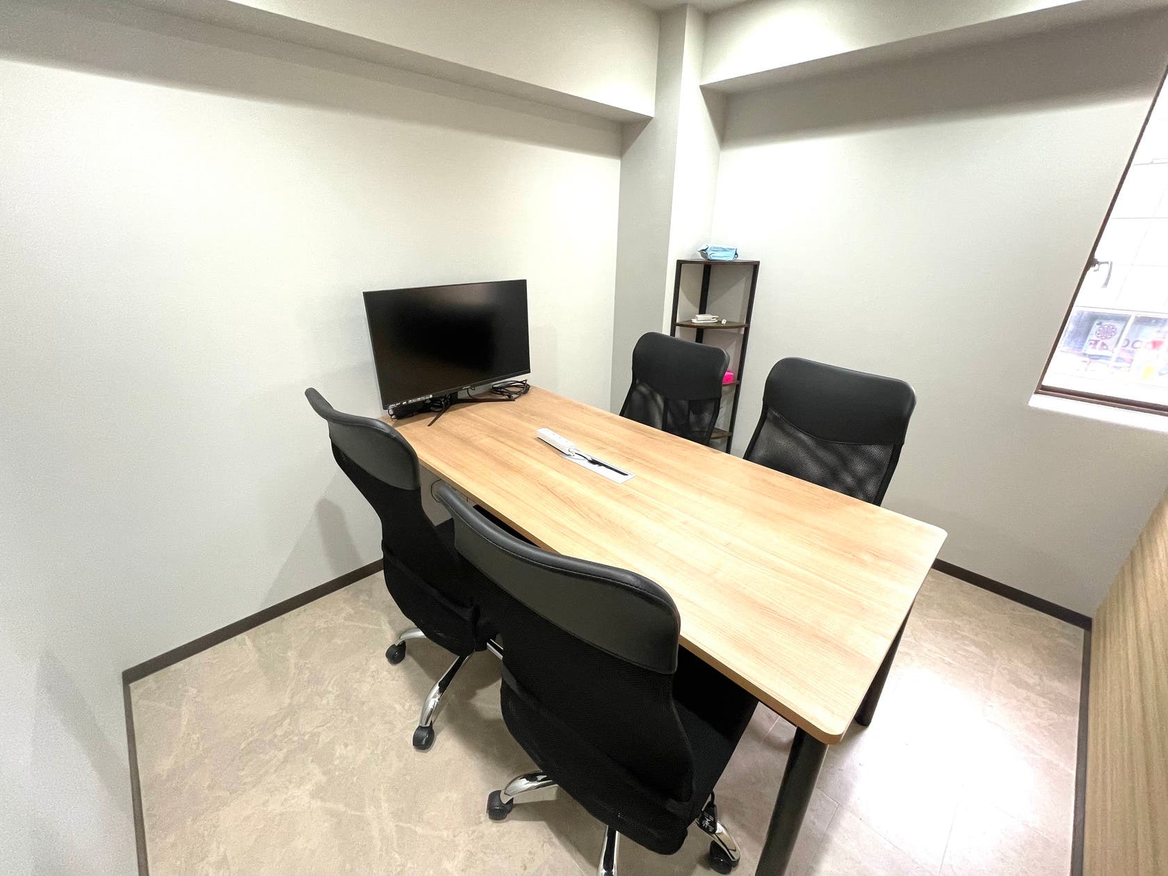 【赤坂見附駅すぐの会議室◎】1時間880円／4名会議室＜RoomD＞ モニター有の写真1