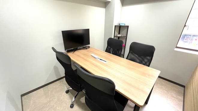 【赤坂見附駅すぐの会議室◎】1時間880円/4名会議室<RoomD> モニター有の写真1