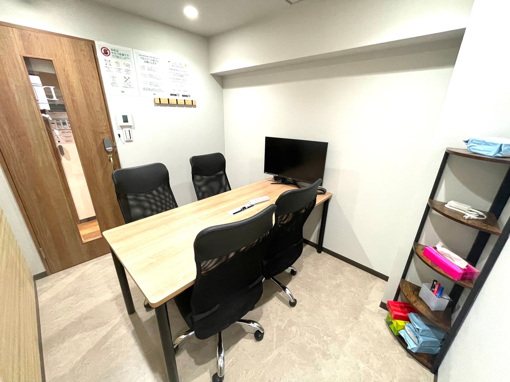 【赤坂見附駅すぐの会議室◎】1時間880円／4名会議室＜RoomD＞ モニター有の写真3