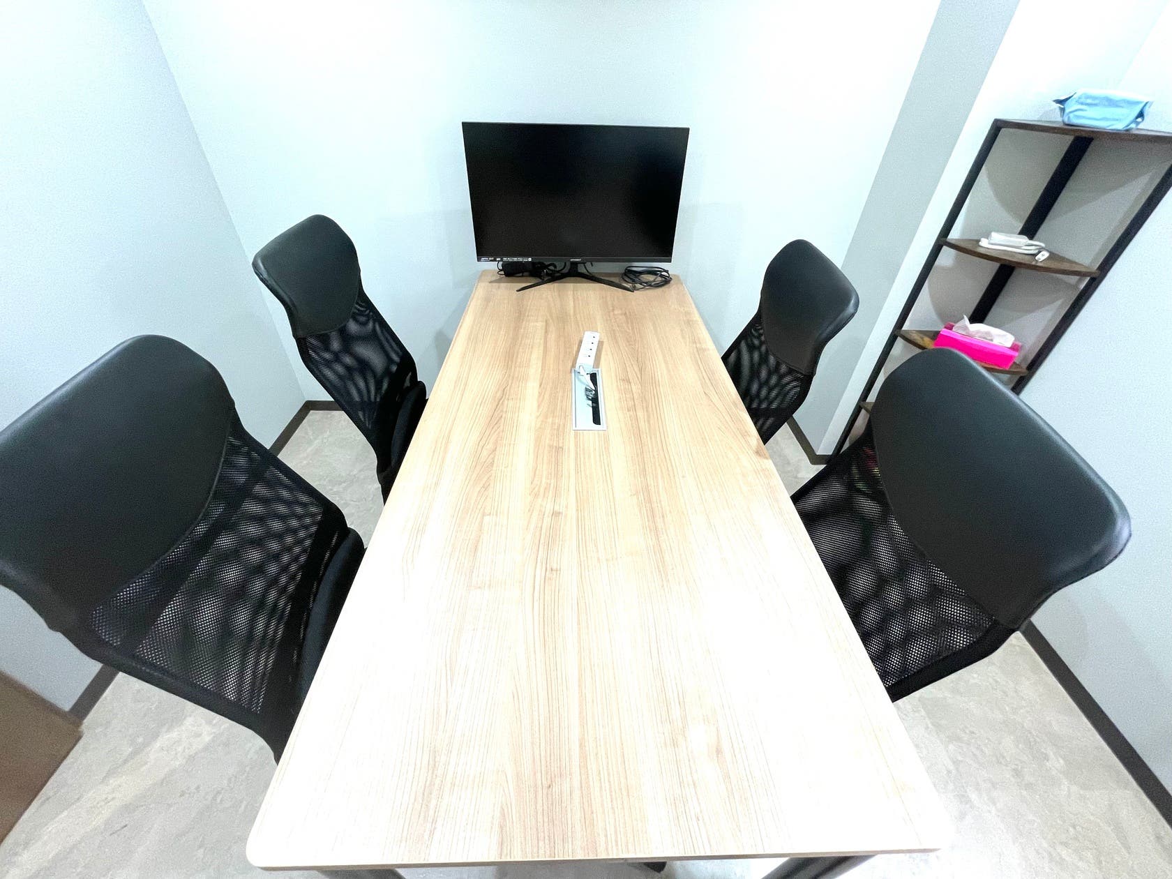 【赤坂見附駅すぐの会議室◎】1時間880円／4名会議室＜RoomD＞ モニター有の写真4