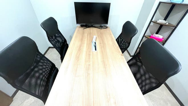 【赤坂見附駅すぐの会議室◎】1時間880円/4名会議室<RoomD> モニター有の写真4