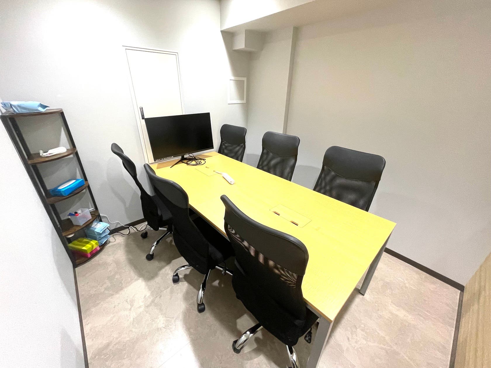 【赤坂見附駅すぐの会議室◎】1時間1,320円／6名会議室＜RoomE＞ モニター有の写真1