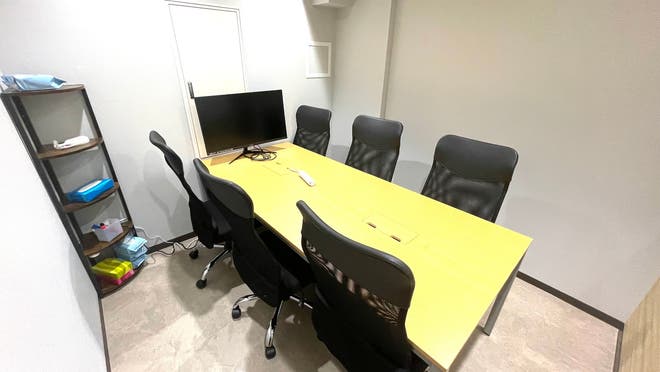 【赤坂見附駅すぐの会議室◎】1時間1,320円/6名会議室<RoomE> モニター有の写真1