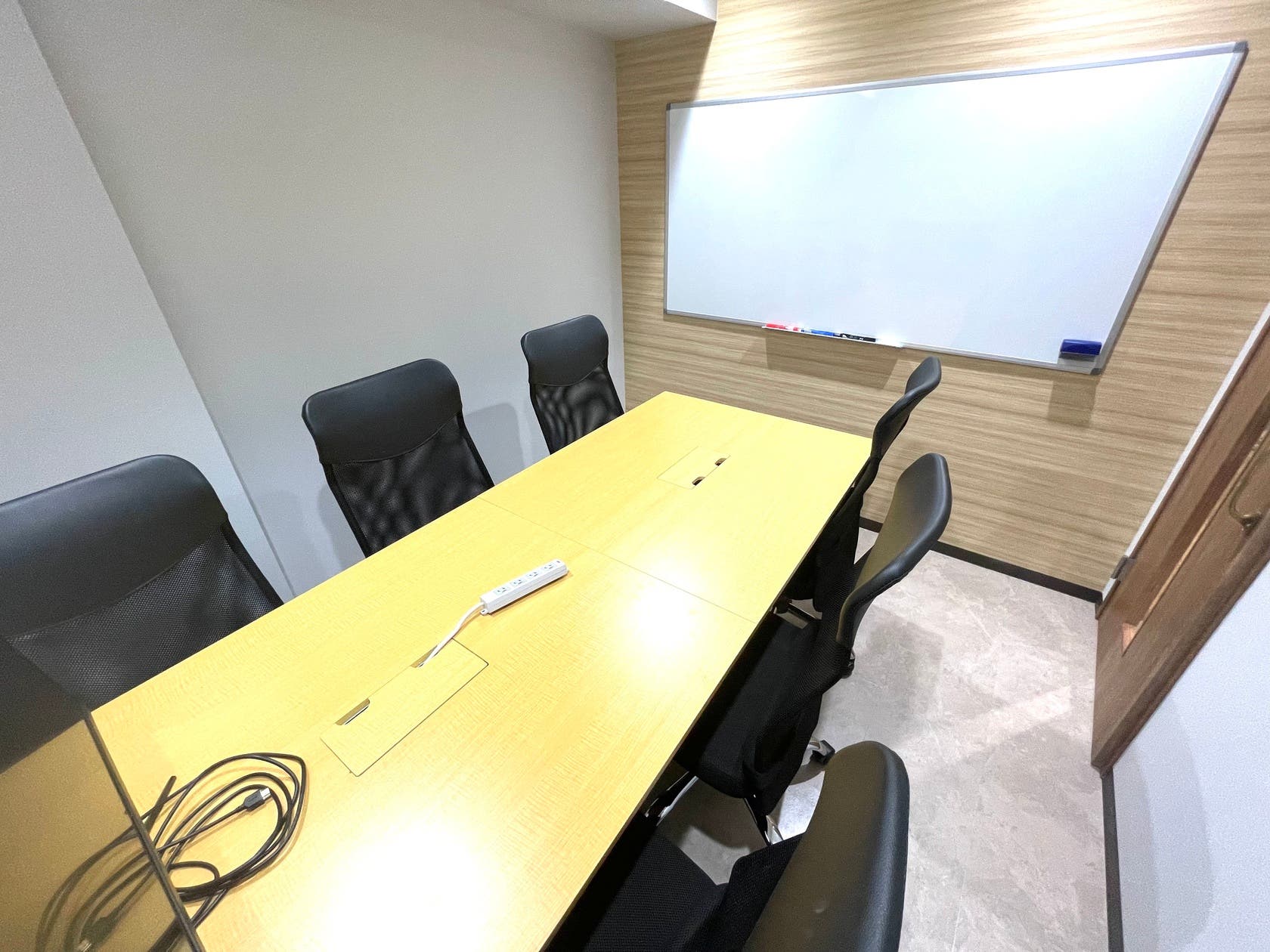 【赤坂見附駅すぐの会議室◎】1時間1,320円／6名会議室＜RoomE＞ モニター有の写真2